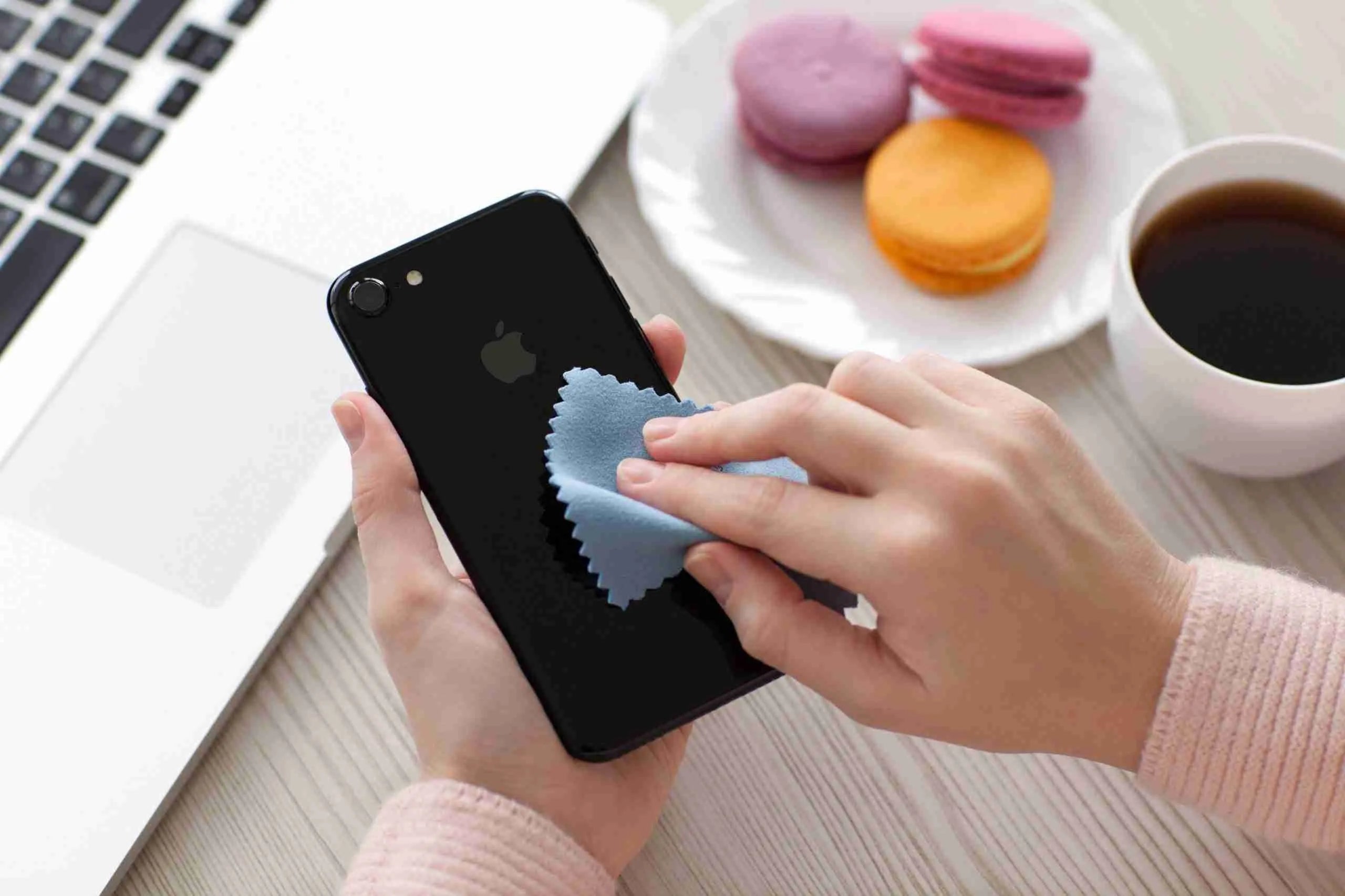 Streak-Free iPhone 17 Case and Screen Protector Cleaning